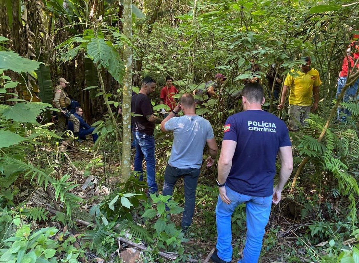 Crianças De 5 E 8 Anos São Achadas Enterradas Um Dia Após Encontro De