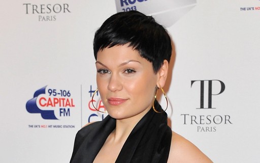 Jessie J usa vestido superdecotado e estreia novo look de cabelos ...