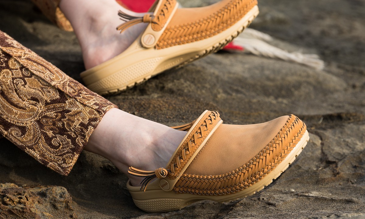 Você usaria este novo modelo de Crocs boho? | News | Glamour