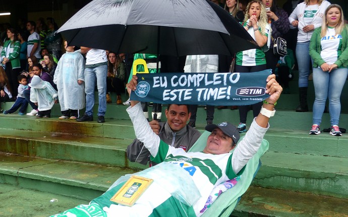 Sob chuva, torcedor símbolo do Coxa comemora permanência na Série A