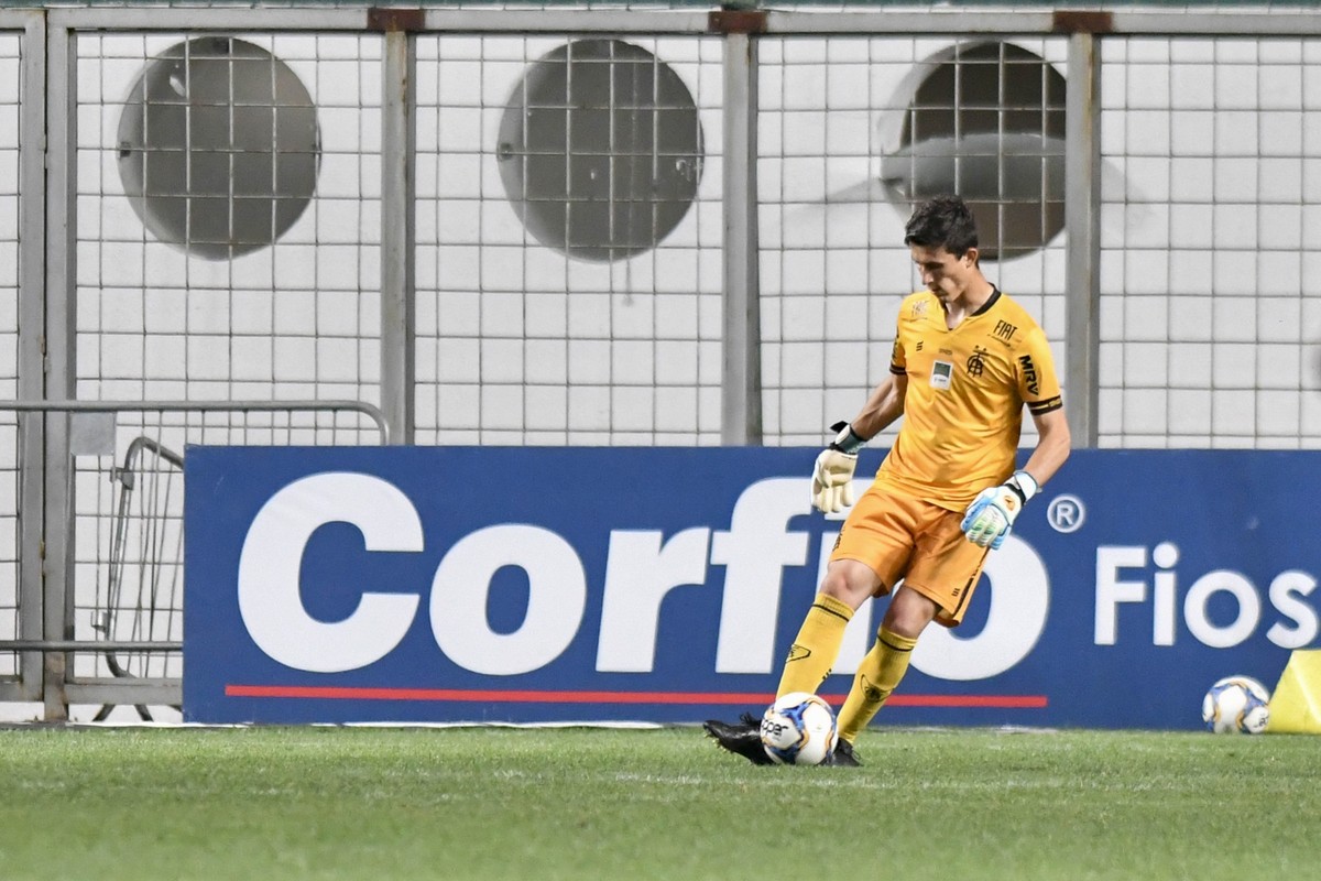 Após estreia segura com a camisa do América-MG, goleiro Airton abre ...