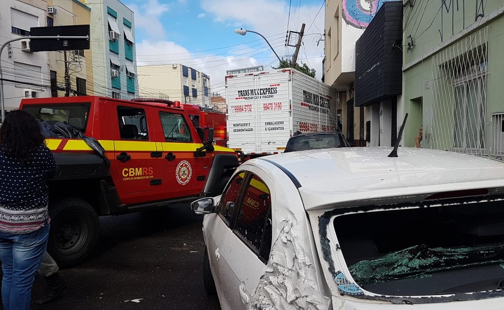 Após perder o controle, motorista de caminhão atropela três pessoas na ...