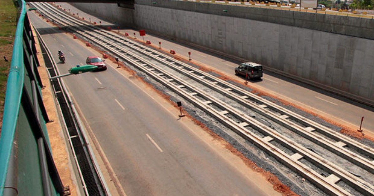 G1 - Trilhos para o VLT são instalados em trincheira de avenida de Mato ...