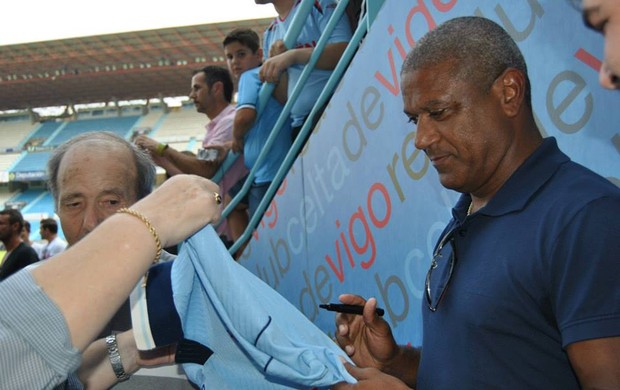 Acompanhado por Mazinho, Rafinha é recebido por 4.000 torcedores no ...
