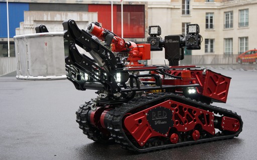 Colossus: o robô bombeiro que ajudou a combater o incêndio na Notre ...