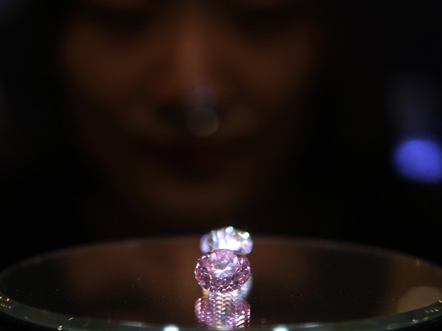 Economia - Diamante rosa é vendido por US$ 17,4 milhões em Hong Kong
