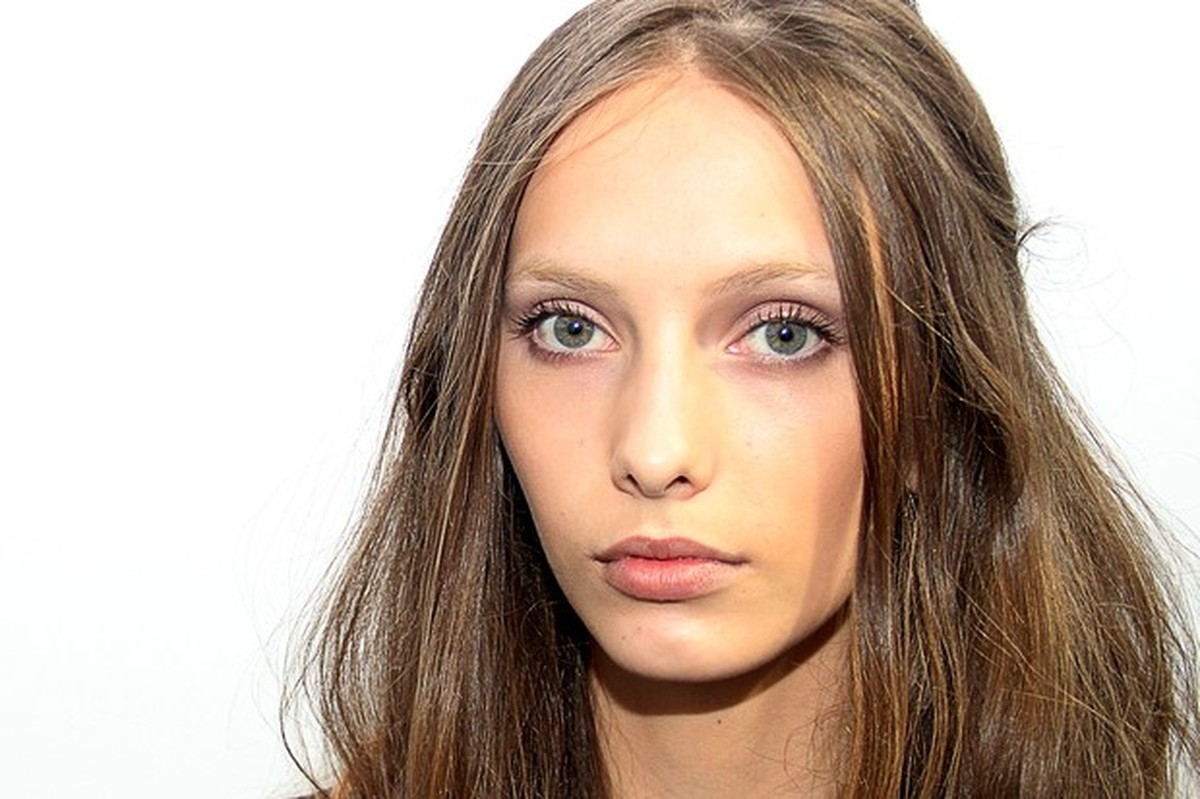 A beleza sutilmente rebelde de Isabela Capeto | Beleza | Vogue