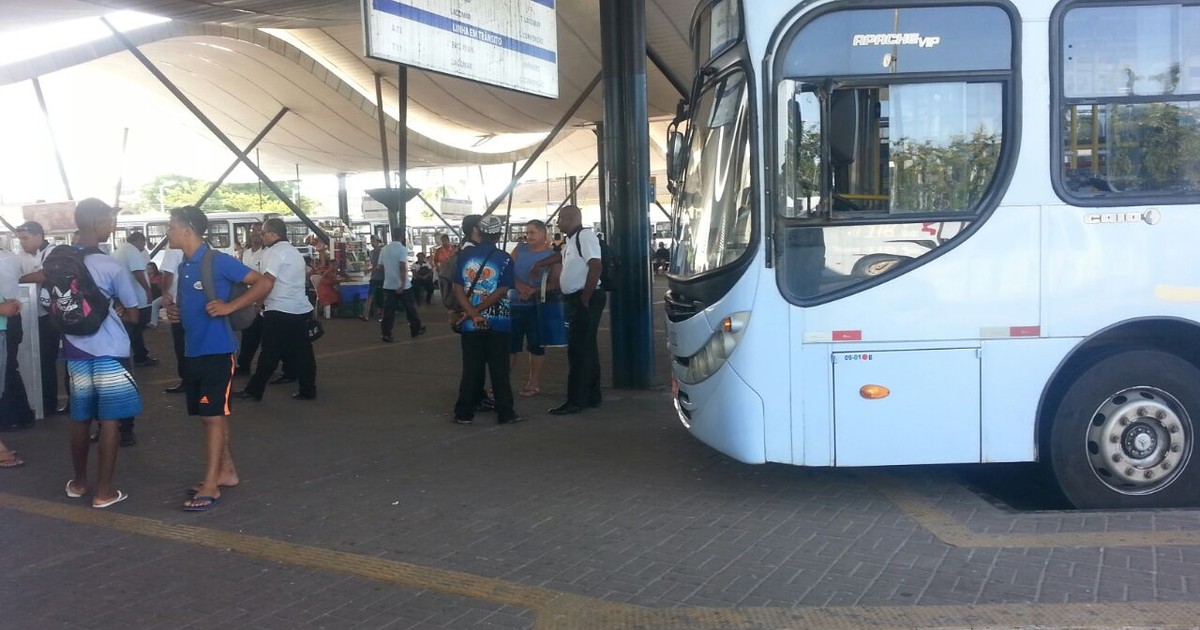 G1 - Rodoviários fecham Terminal Central de Macaé, RJ, em ato nesta ...