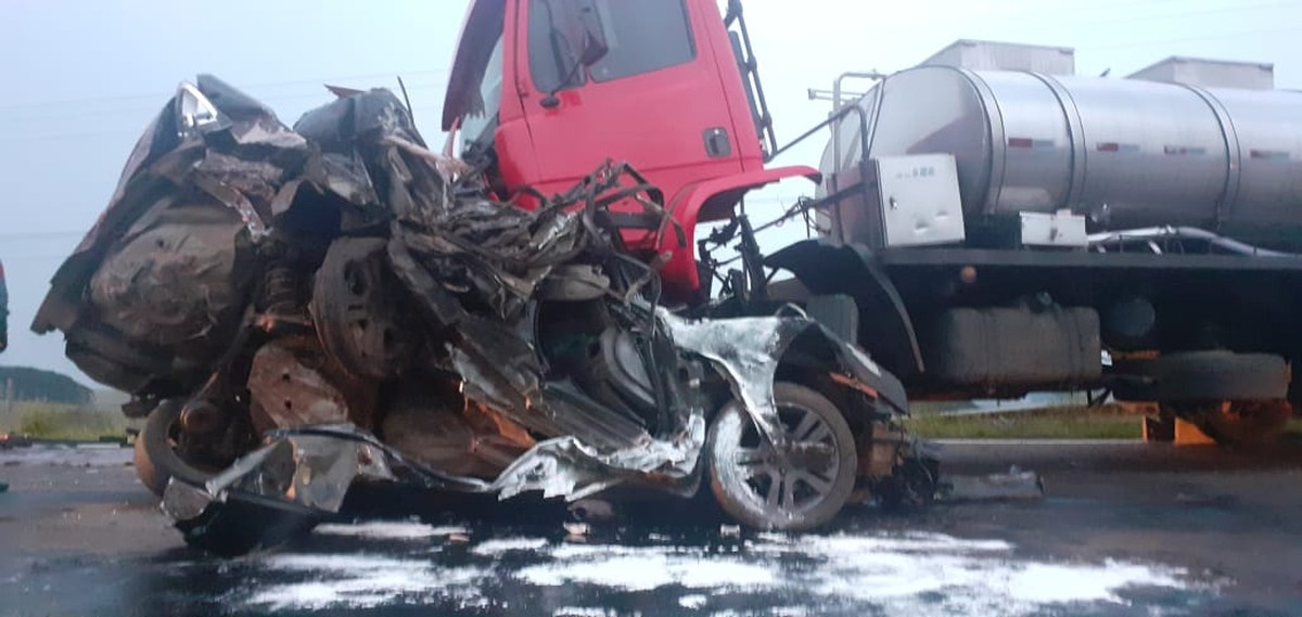 Acidente entre carro, carreta e caminhão deixa um morto e outro ferido ...