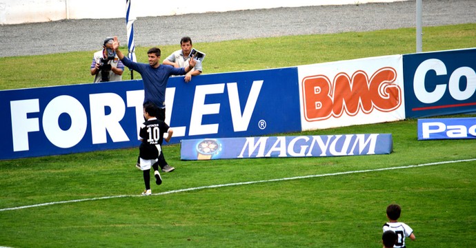 Sacoman sobe ao gramado e ganha homenagem de Guto: "Vitória pra ele ...