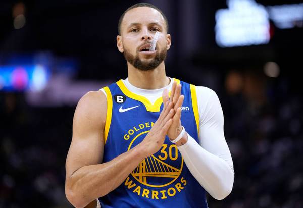 NBA: Curry ganha prêmio de jogador mais decisivo do ano no clutch time ...