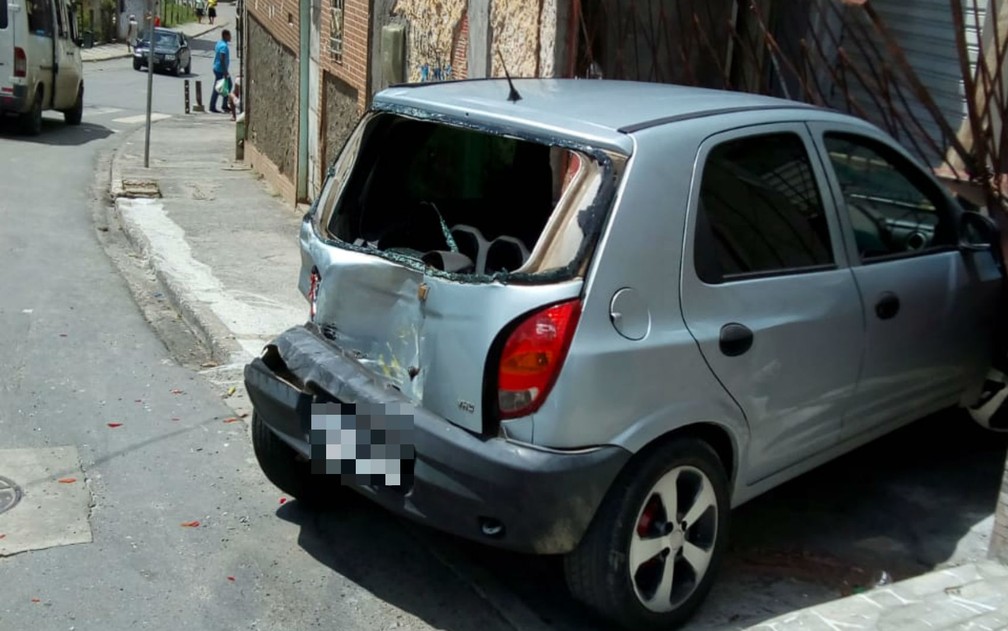 Sem motorista, ônibus desgovernado desce ladeira, bate em carro e colide com muro de casa no ...