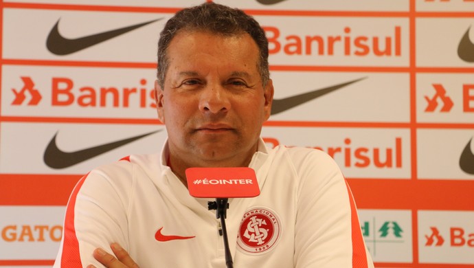 "O que pensa um time que contrata Celso Roth?", questiona Andreoli