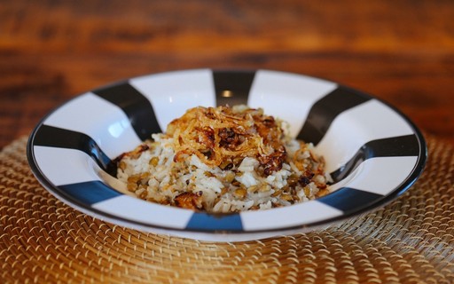 Como fazer "mjadra", arroz com lentilhas e cebola crocante - Casa e ...
