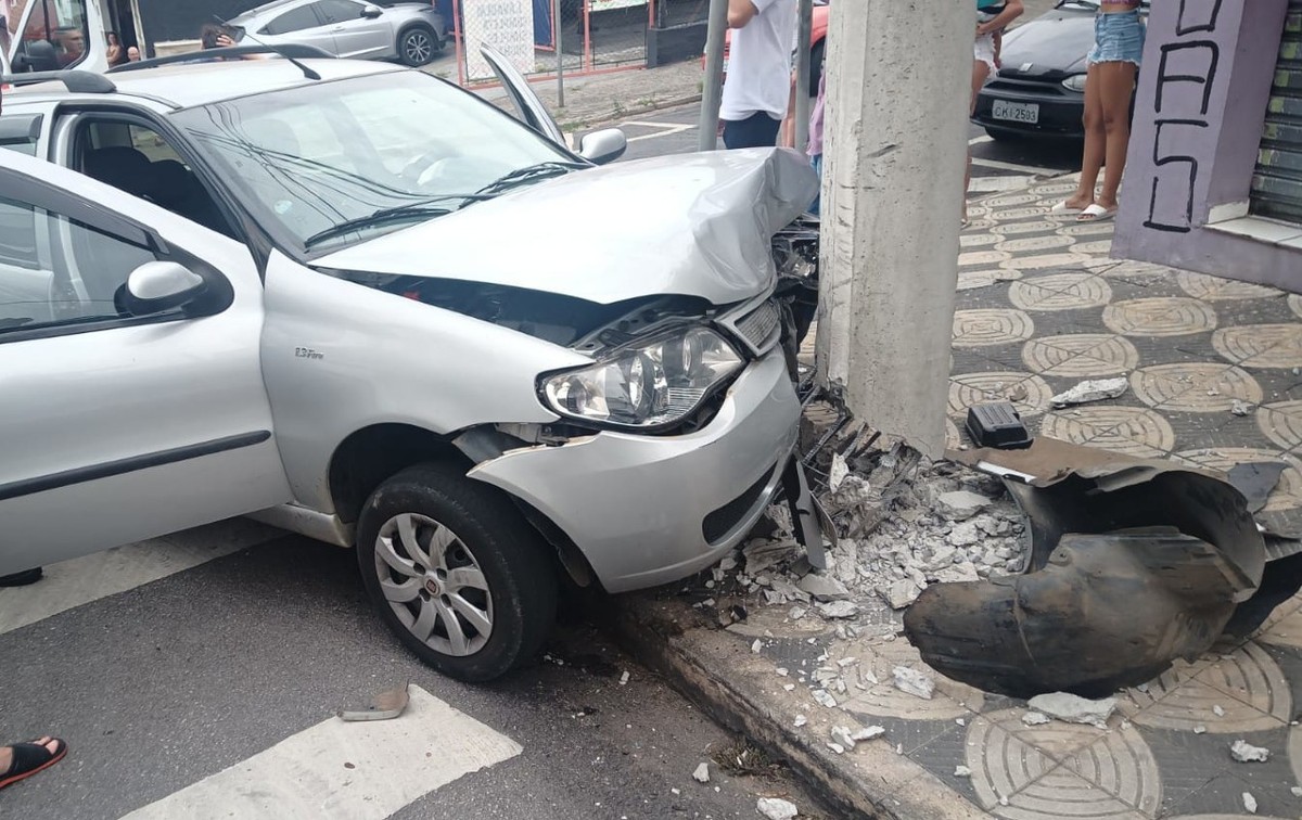 Motorista Fica Ferido Após Colidir Carro Com Poste Em Sorocaba