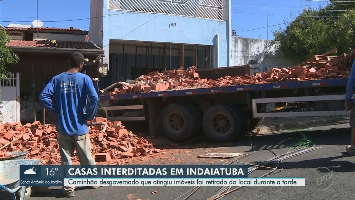 Vídeo mostra momento em que caminhão carregado com tijolos desce rua desgovernado e invade casas ...