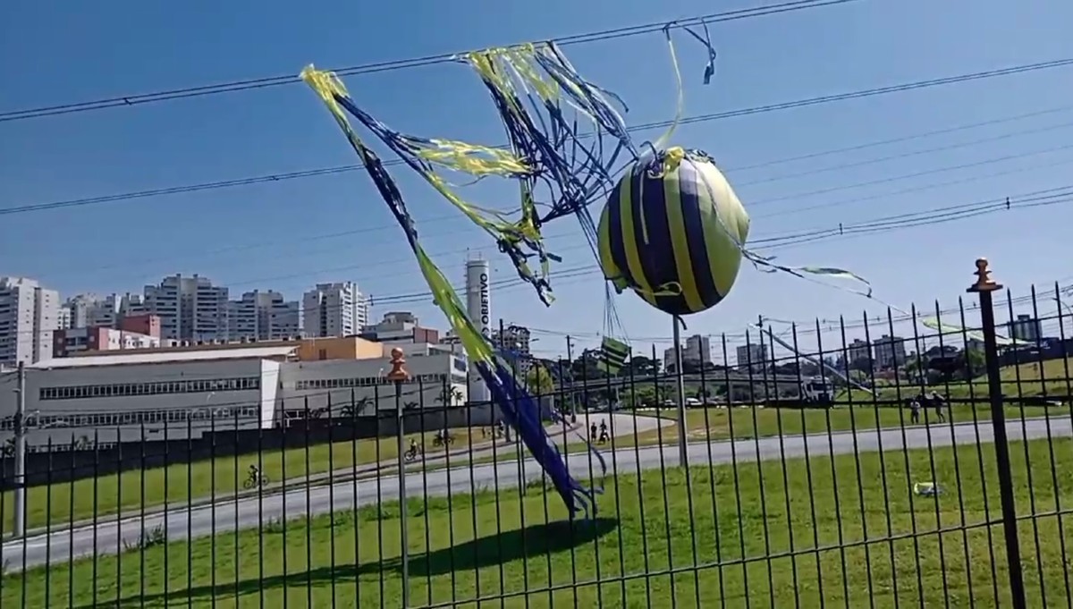 Balão cai sobre fiação elétrica no Anel Viário em São José dos Campos ...