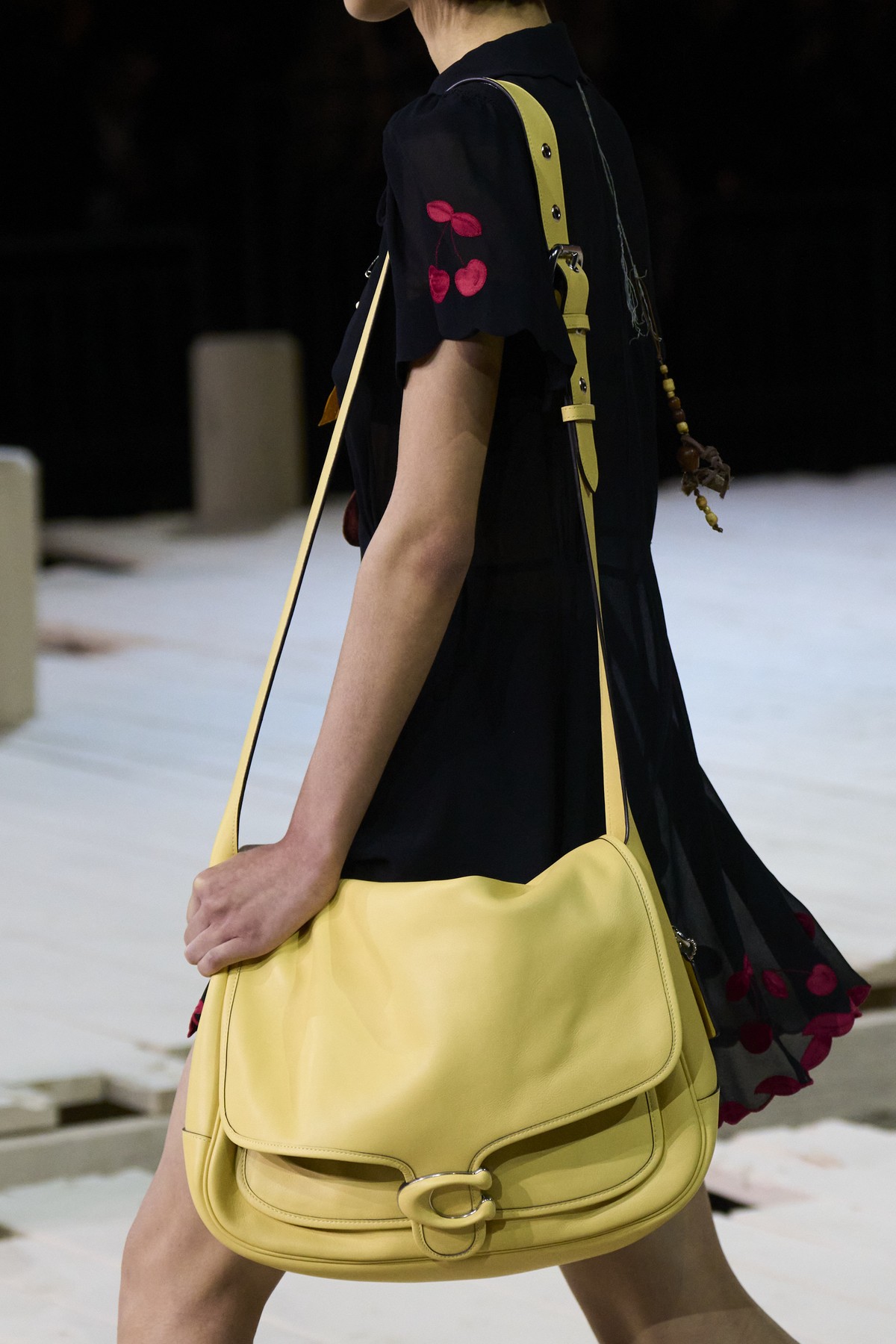 Maxi bags: por que as bolsas estão grandes de novo? | Moda | Vogue