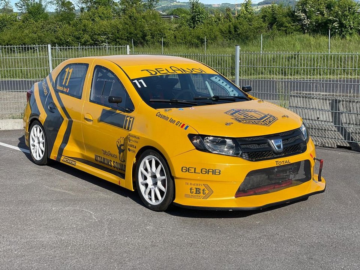 Logan de corrida com motor preparado de Renault Sandero R.S. está à ...