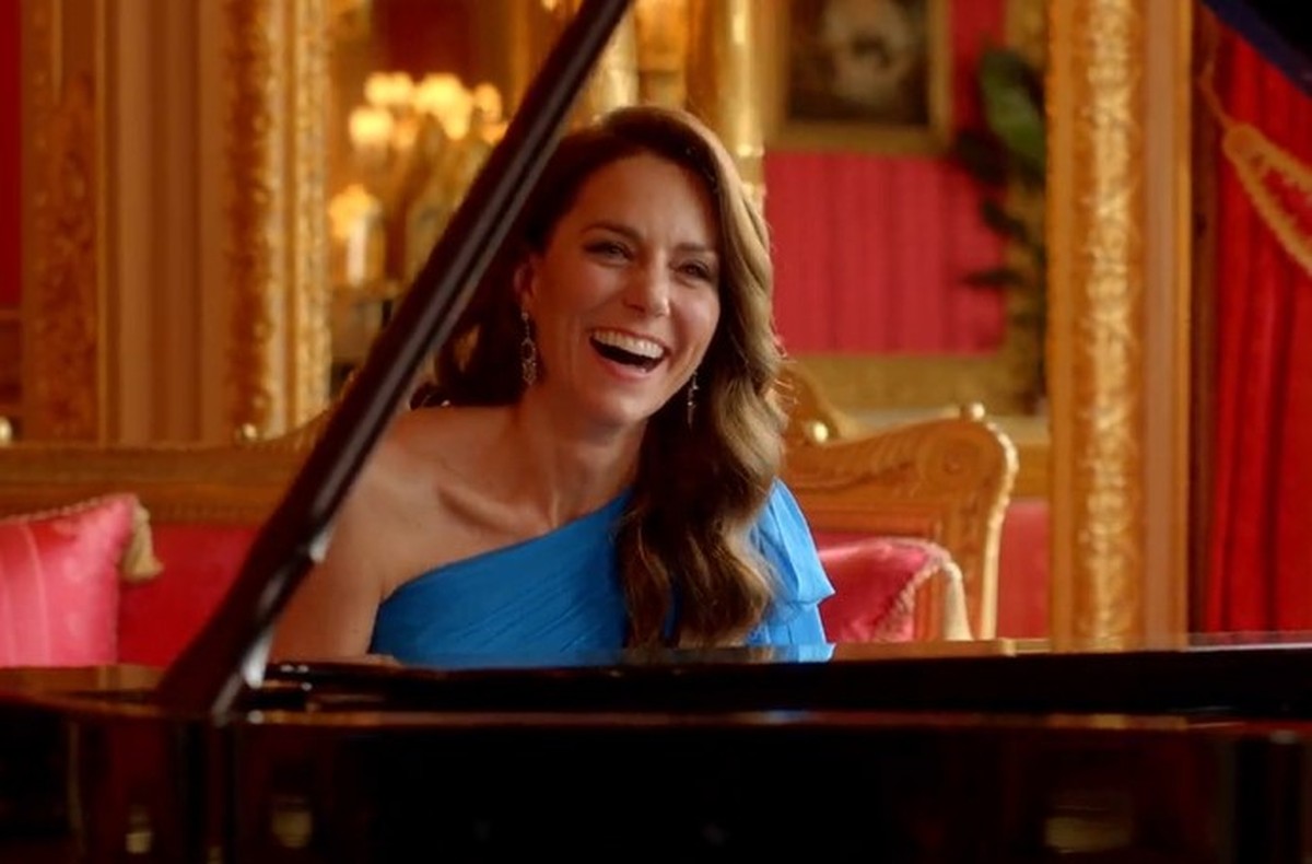 Kate Middleton faz aparição surpresa e toca piano em homenagem à ...