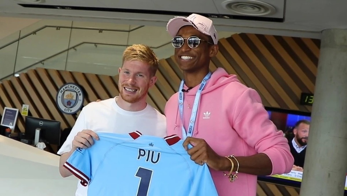Piu visita Manchester City e se emociona ao conhecer De Bruyne ...