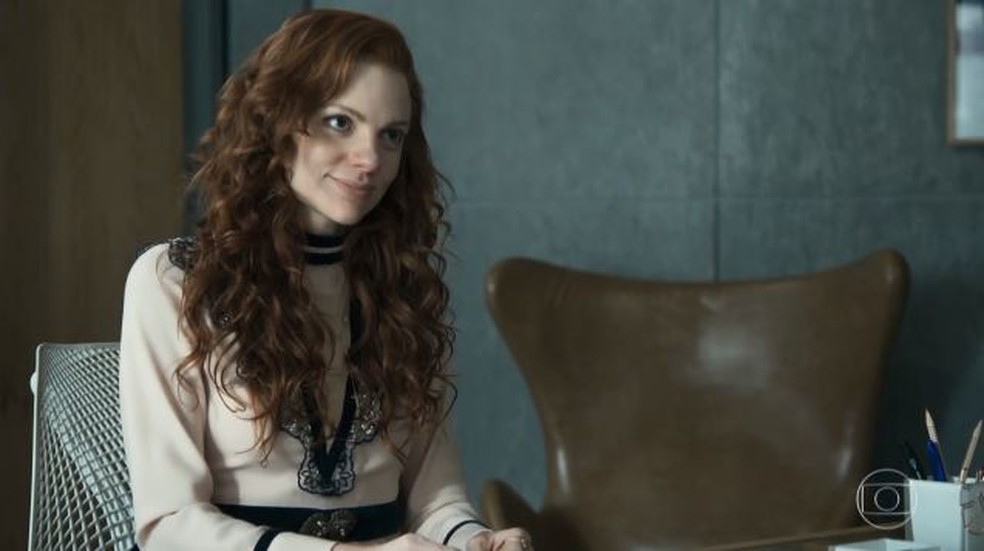 Miss Celine descongela e é idolatrada pela web | O Tempo Não Para | Gshow