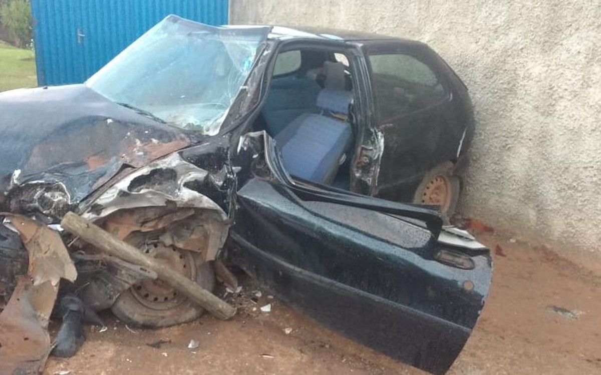 Batida entre carros deixa quatro pessoas feridas em vicinal de Buri | Itapetininga e Região | G1