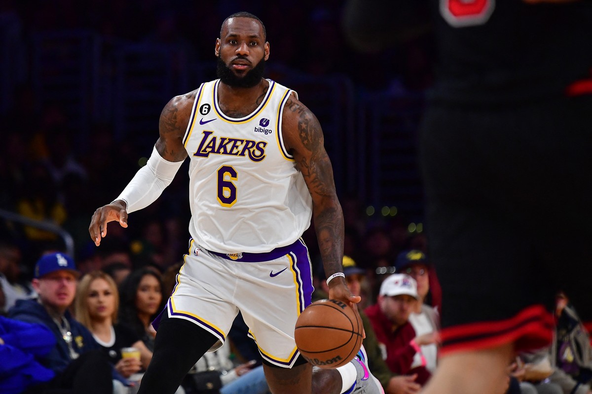 LeBron adia cirurgia no pé para disputar os playoffs com os Lakers ...