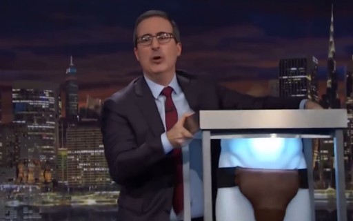 Apresentador revela que arrematou cuecão de Russell Crowe em leilão por ...