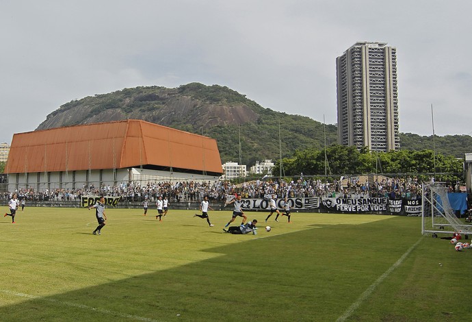 Com casa cheia, Botafogo apresenta elenco de 2016 e faz primeiro coletivo