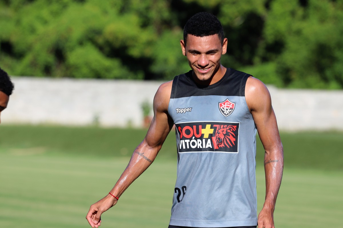 A caminho do Athletico, Léo Gomes celebra despedida com gol e ...