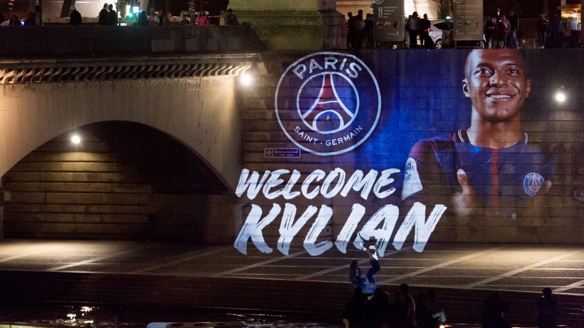 PSG divulga projeções com rosto de Mbappé pelas ruas de Paris | futebol ...