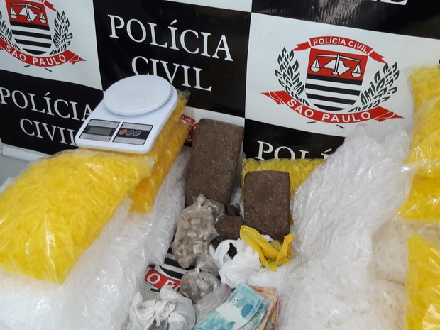 G1 Homens São Presos Suspeitos De Vender Drogas Perto De Escola