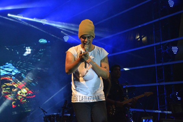 Zé Felipe ganha sutiã de fã durante show em São Paulo - Quem | QUEM News