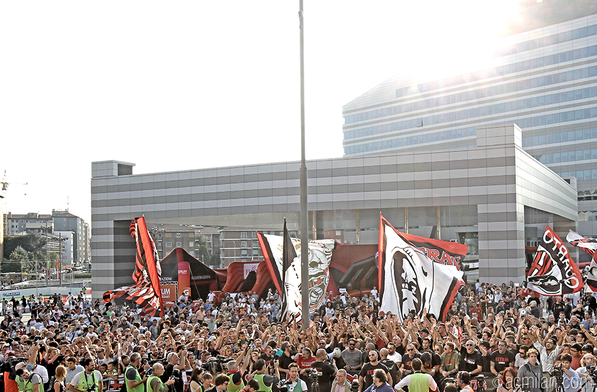 Com Galliani e Barbara Berlusconi, time do Milan tira foto oficial para ...