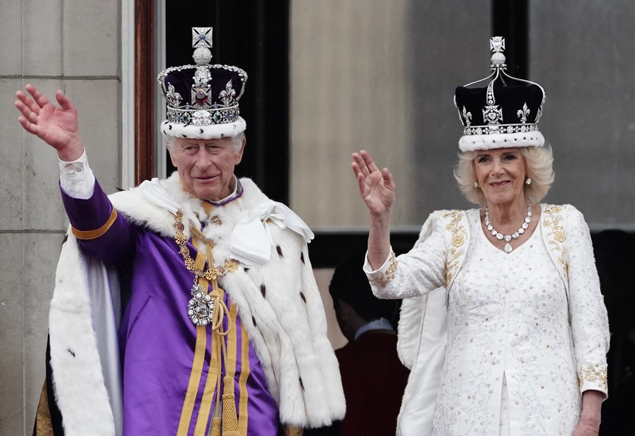 Rei Charles e rainha Camilla acenam para súditos; príncipe Harry fica de fora; fotos