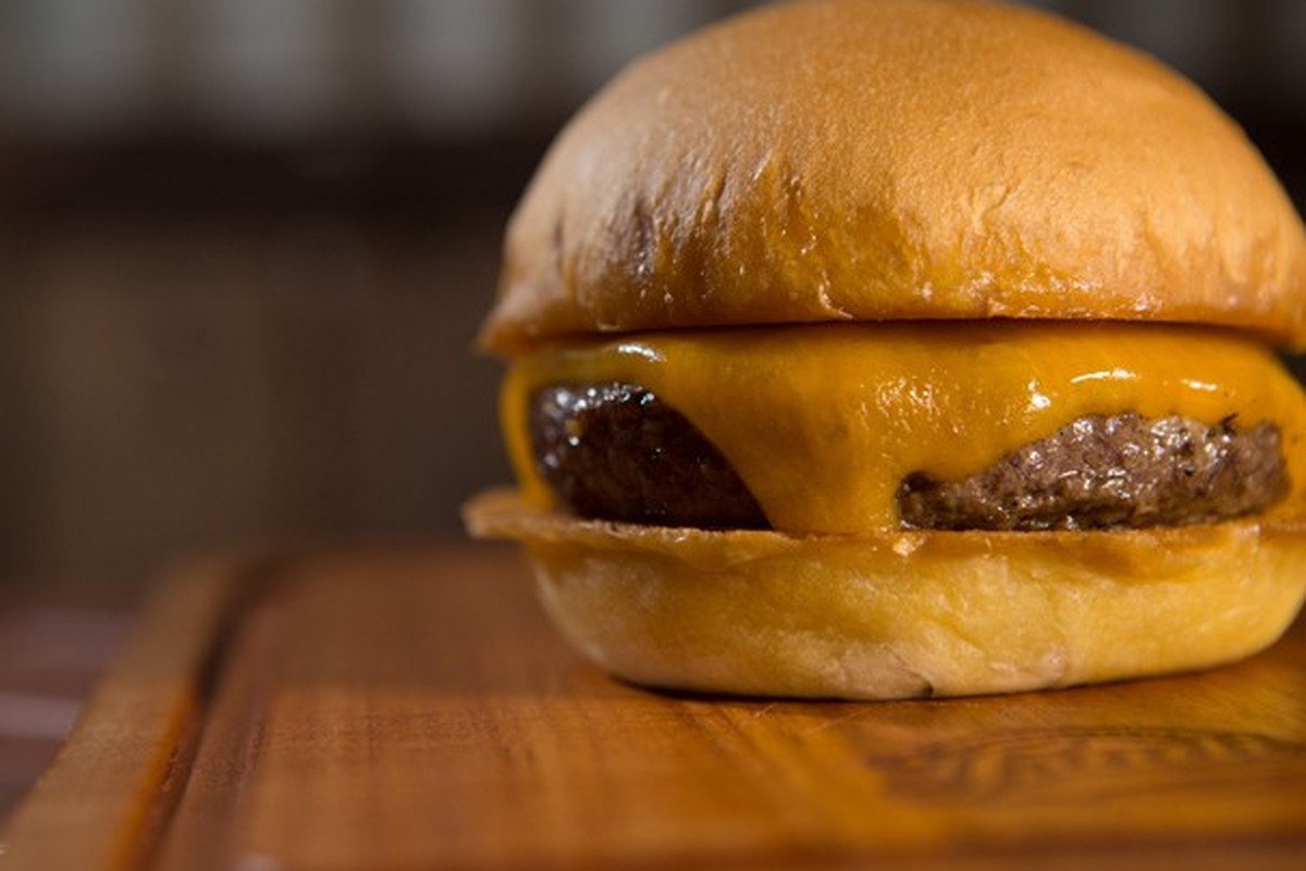 Hambúrguer Com Cheddar E Maionese Verde Queremos Gastronomia Glamour