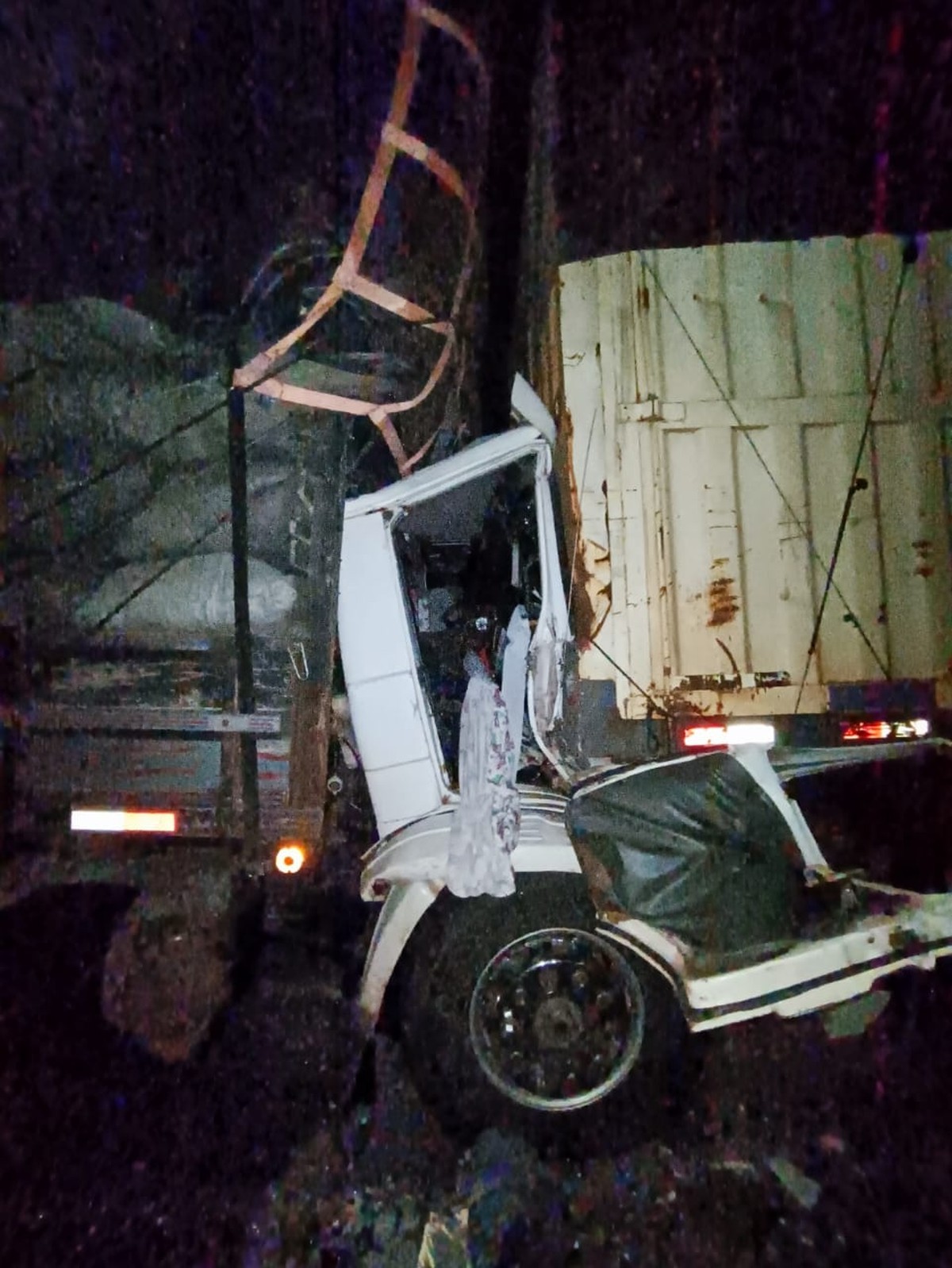 Homem morre a caminho do Pantanal após caminhão bater na traseira de carreta | Mato Grosso do ...