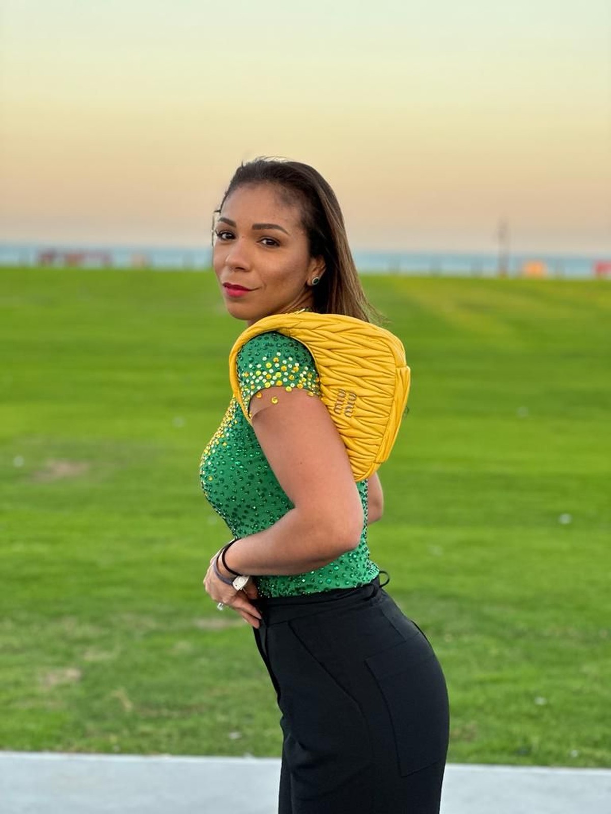 Belle Silva capricha no visual para jogo da seleção brasileira com ...