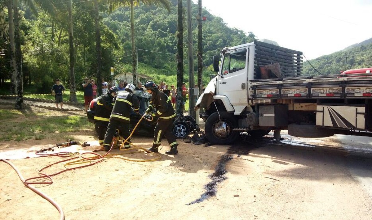Casal morre após carro bater de frente em caminhão na BR-470 em Ibirama | Santa Catarina | G1