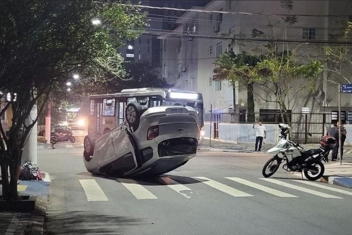 Colisão entre veículos deixa carro capotado e três feridos em Guarujá ...