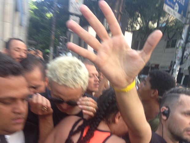 Pabllo Vittar é cercada por fãs e passa apuros após show em SP - Quem ... Pabllo Vittar é cercada por fãs e passa apuros após show em SP - Quem ...