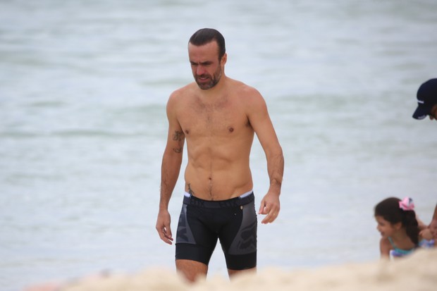 Roger Flores se refresca em dia de mar no Rio - Quem | QUEM News