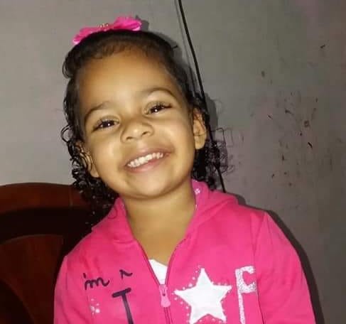 Menina atropelada com o pai em calçada na frente de casa não resiste e ...