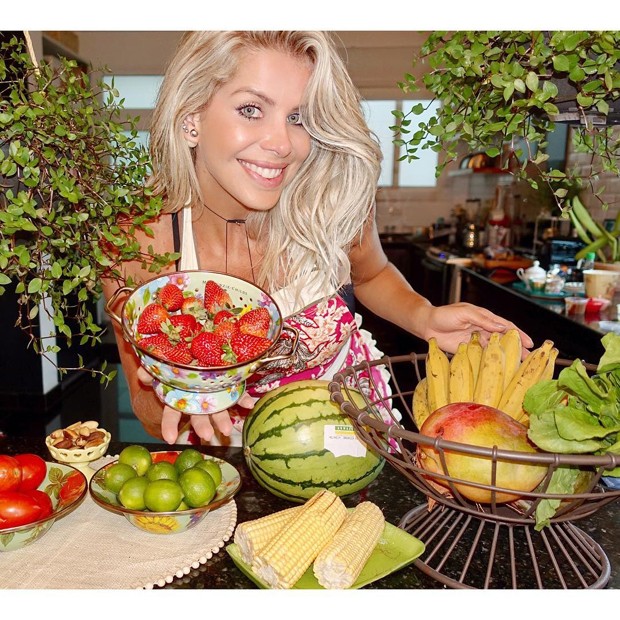 Karina Bacchi mostra sua alimentação orgânica na web - Quem | QUEM News