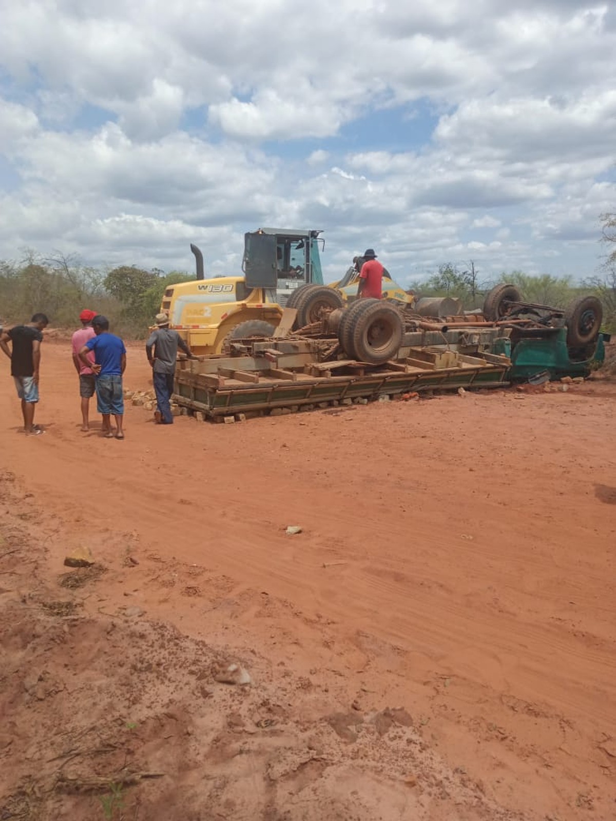 Homem morre soterrado após caminhão carregado de pedras tombar no Piauí ...