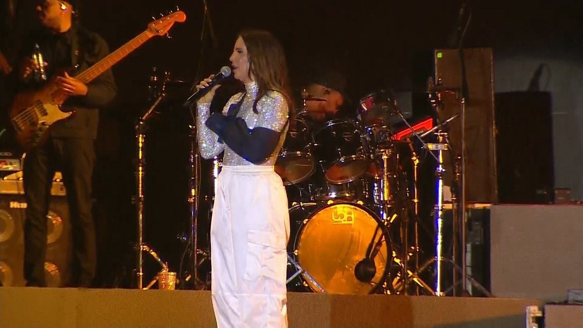 Ivete Sangalo para show no Festival de Inverno Bahia após pessoa passar ...