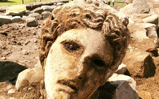 Busto de 2 mil anos que representa o deus Dionísio é encontrado em Roma ...