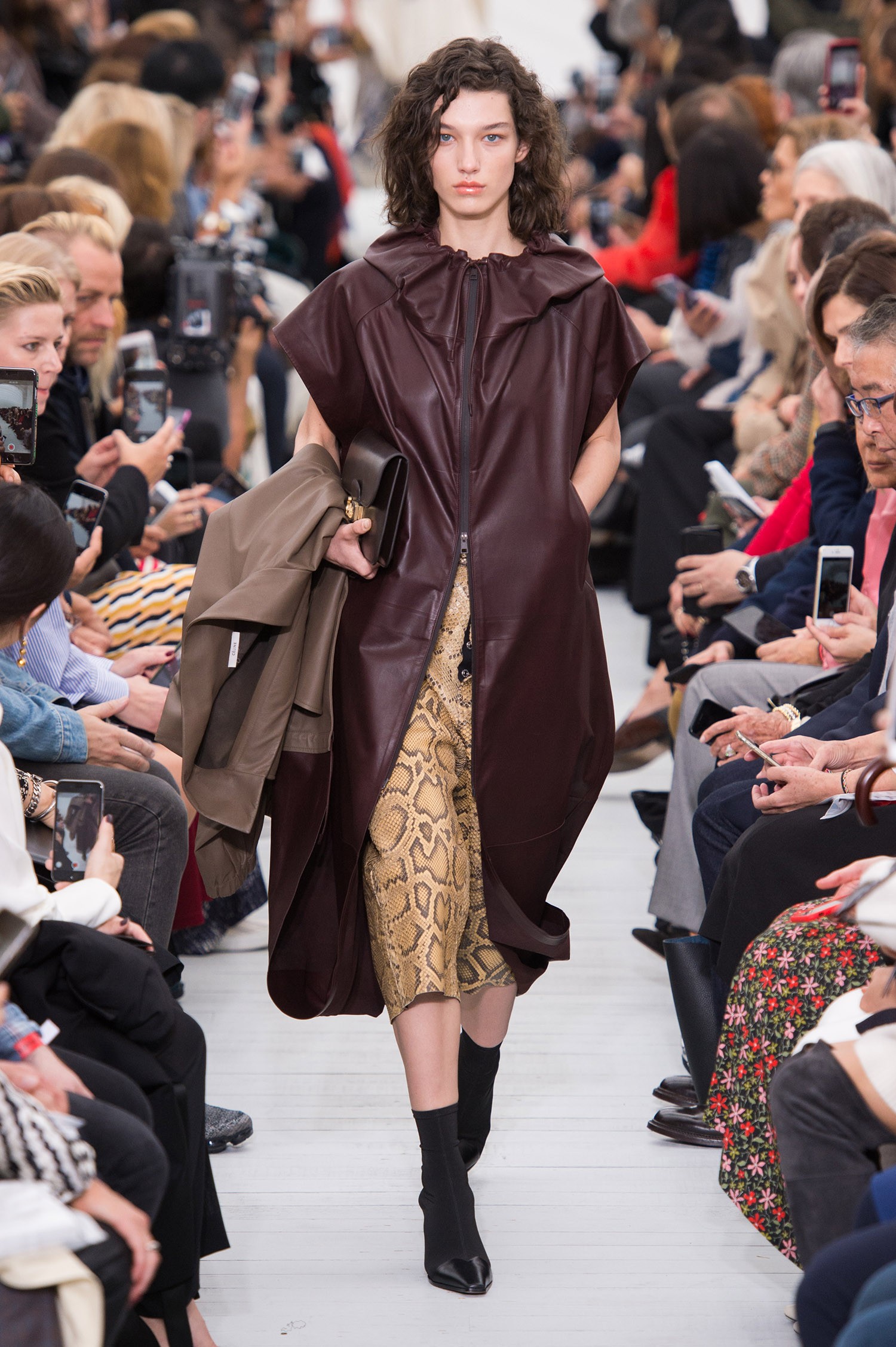 Céline brinca com o oversized de maneira fluida e suave no verão 2018 ...