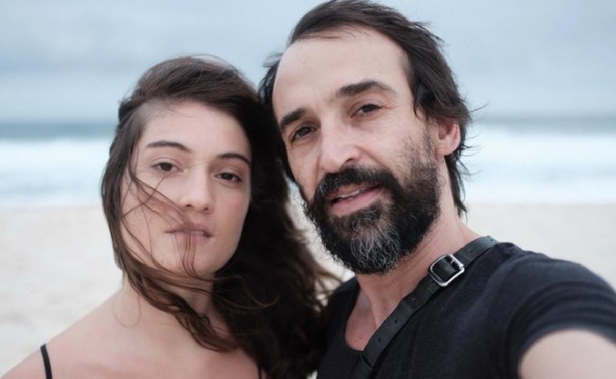 Elen Clarice fala sobre trabalho com o marido, Julio Andrade, na série ...